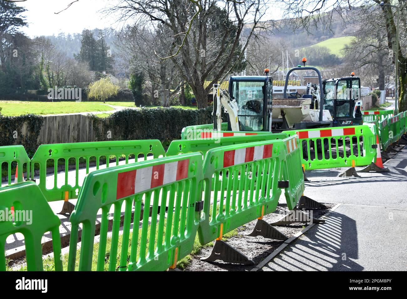 Roadworks with barriers and signs hi-res stock photography and images ...