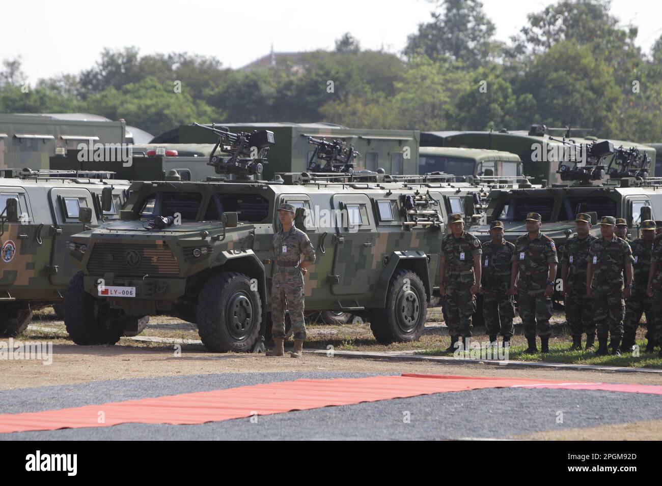 (230323) -- KAMPONG CHHNANG, March 23, 2023 (Xinhua) -- Soldiers and ...
