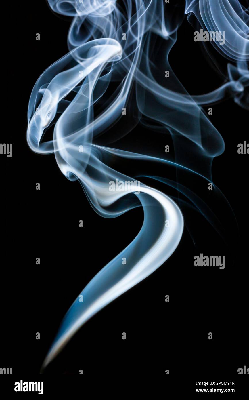Rauch, Qualm, Rauch vom Räucherstäbchen Stock Photo - Alamy