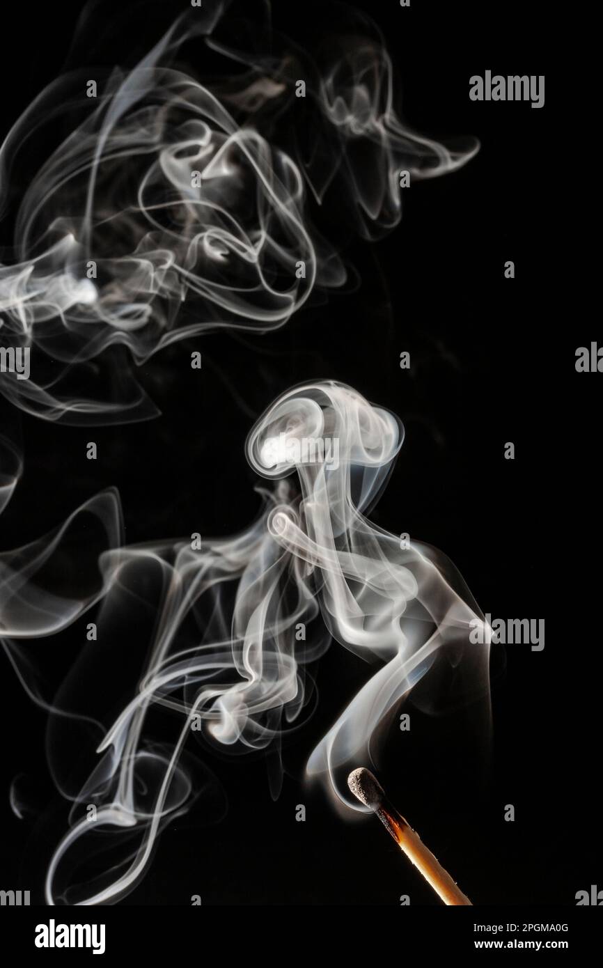 Streichholz verlöschend, Rauch Stock Photo - Alamy