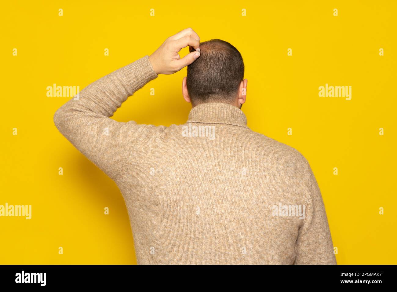 Man back view scratching head hi-res stock photography and images - Alamy