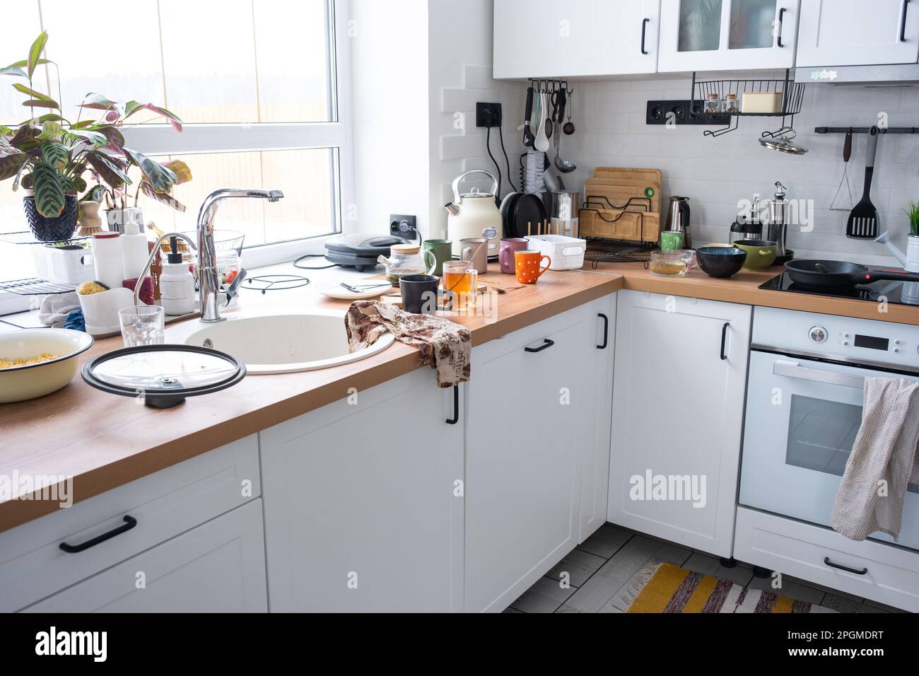 A mess in the kitchen, dirty dishes on the table, scattered things ...