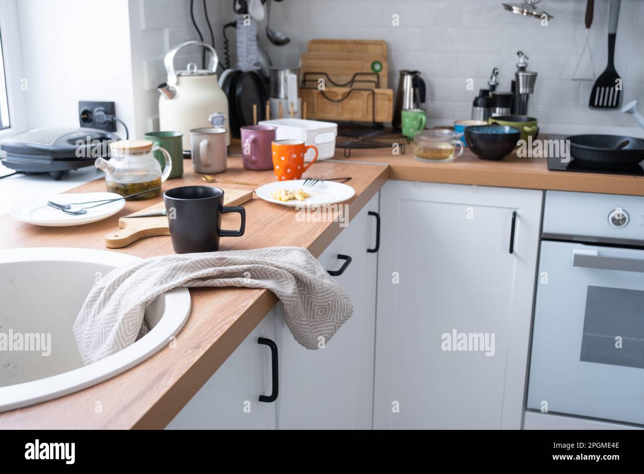 A mess in the kitchen, dirty dishes on the table, scattered things ...