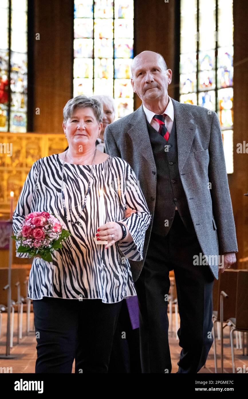 Hanover, Germany. 23rd Mar, 2023. Barbara (l) and Manfred Plüschow ...