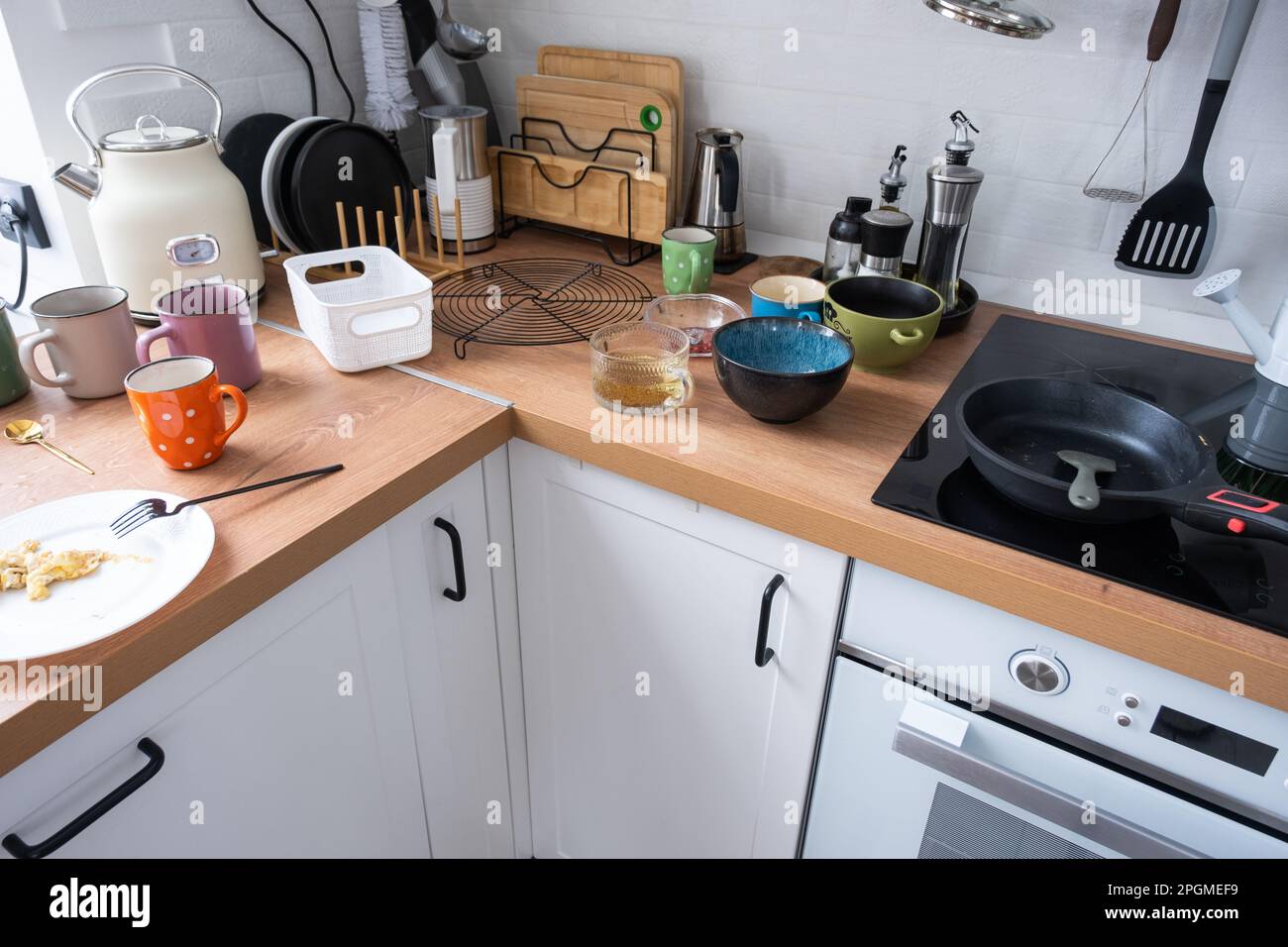 A mess in the kitchen, dirty dishes on the table, scattered things ...