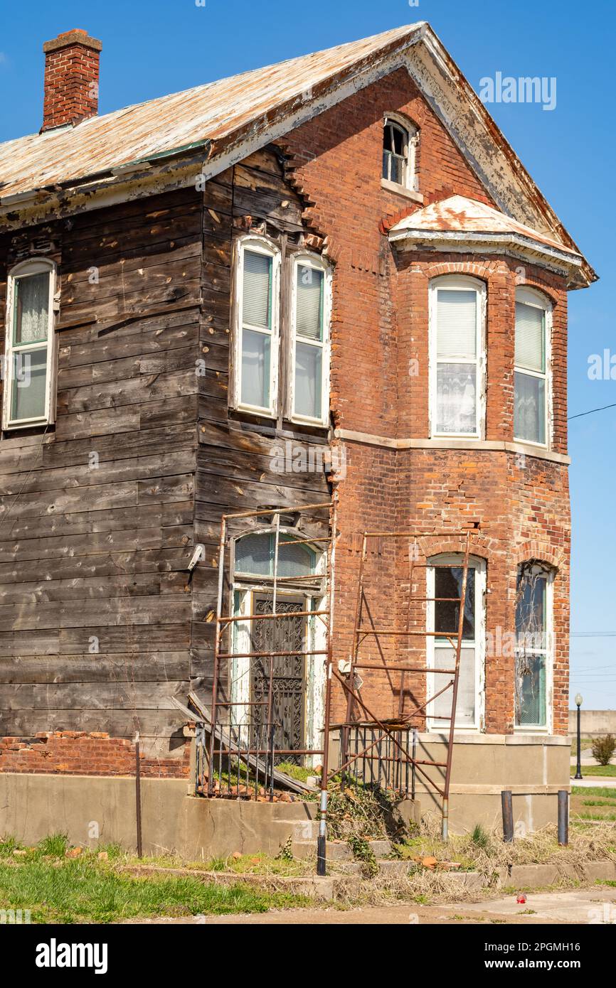 Old abandoned derelict house with missing bricks. Cairo, Illinois, USA ...