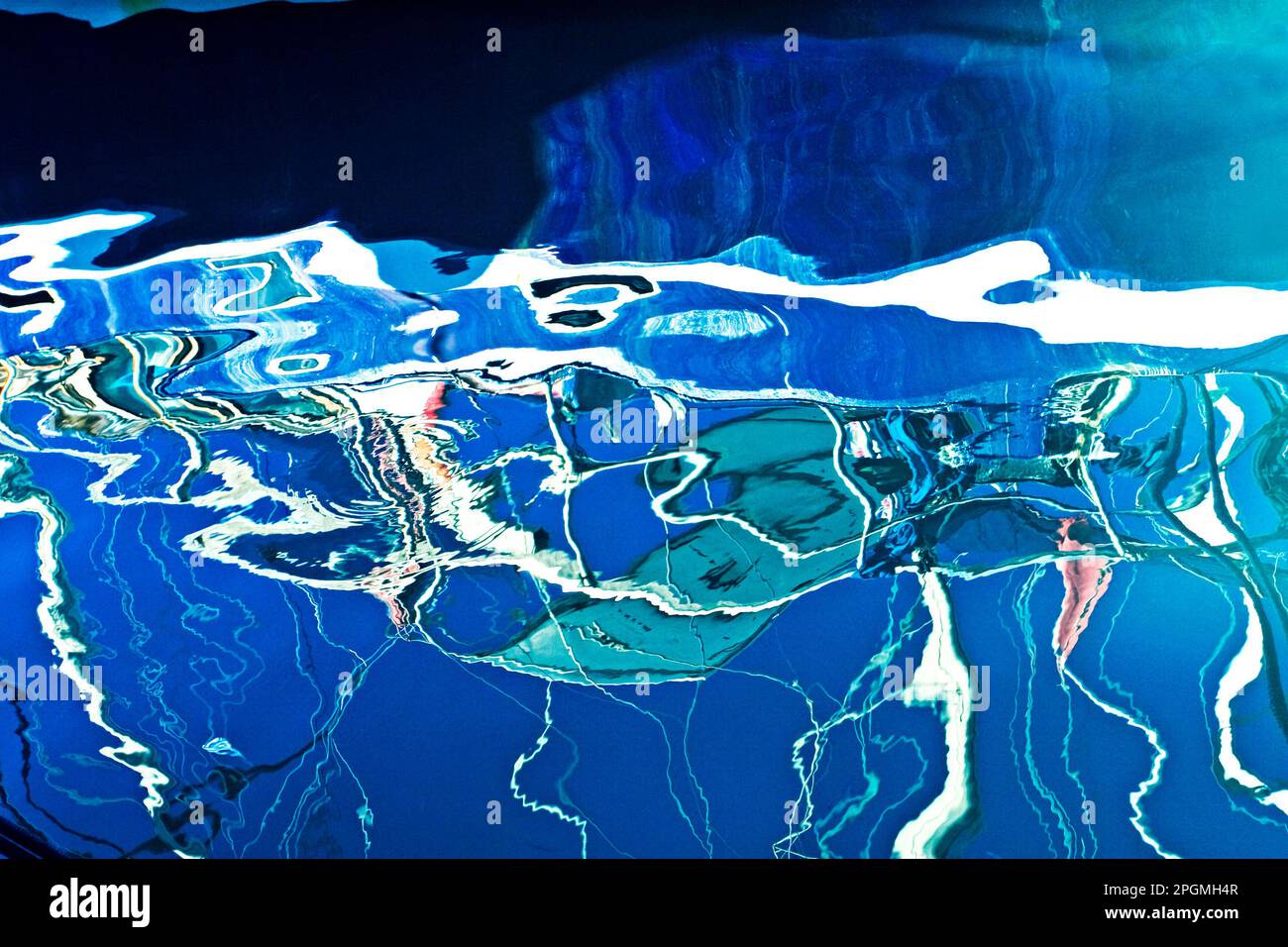 Reflection refraction waves hi-res stock photography and images - Alamy