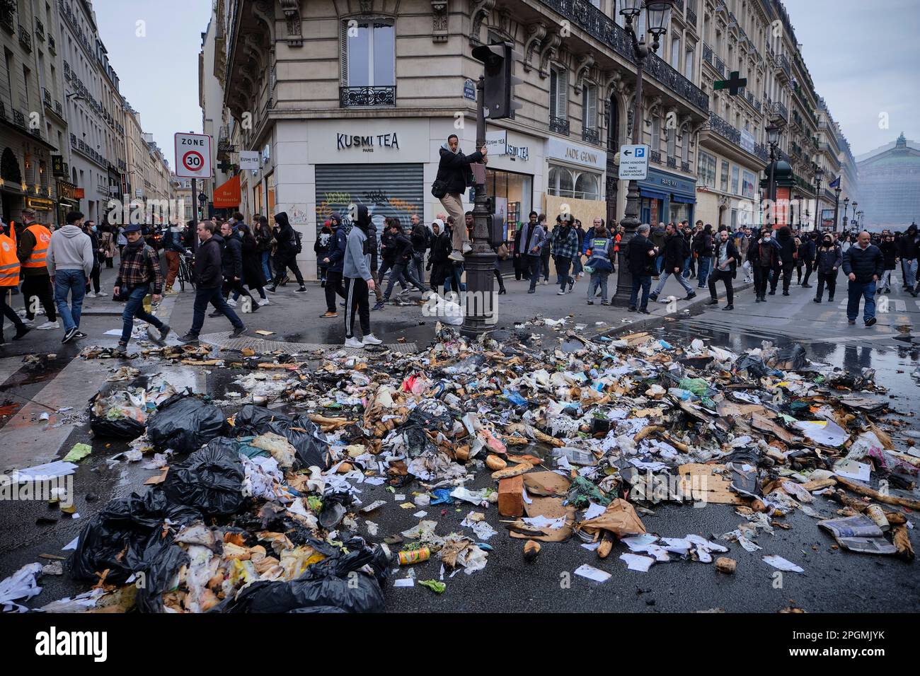 Paris, Ile de France, FRANCE. 23rd Mar, 2023. Trash in a Paris street ...