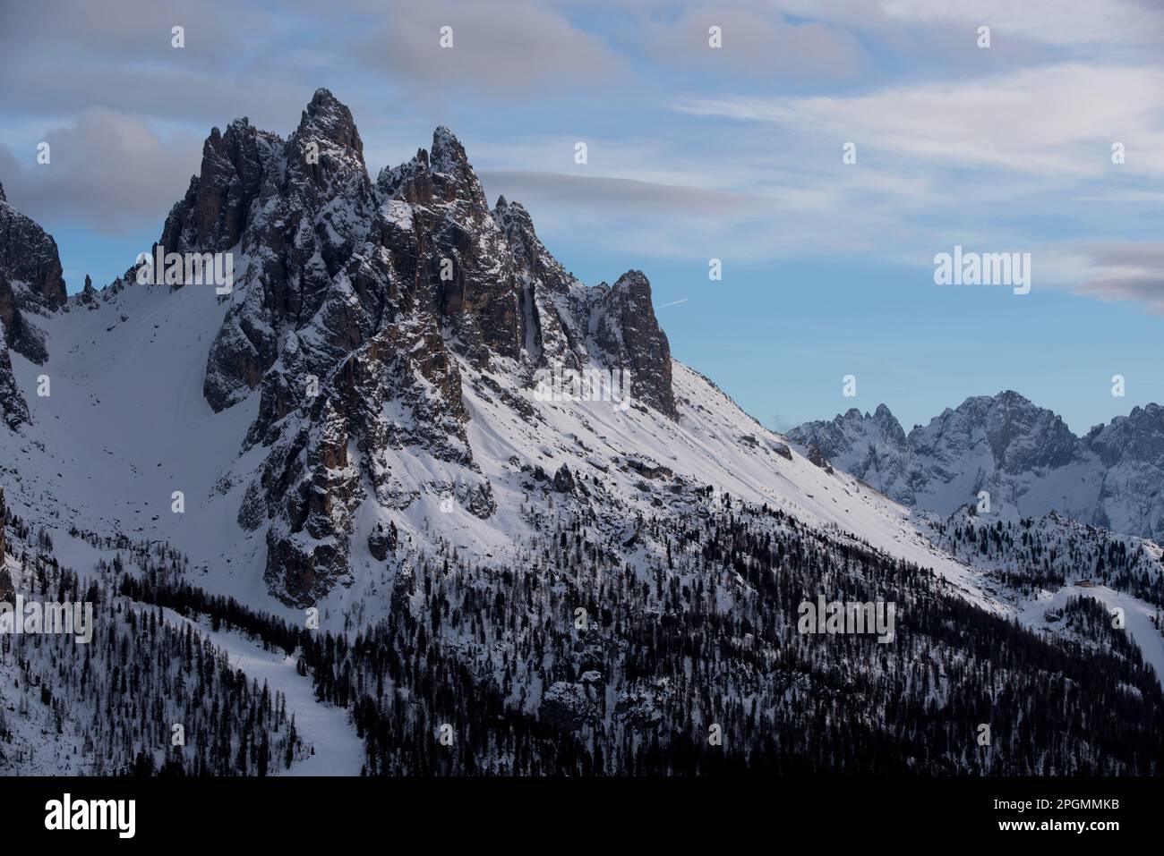 la bellezza delle montagne delle dolomiti innevate Stock Photo - Alamy
