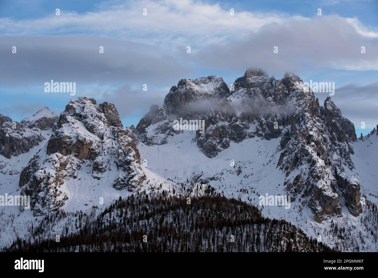 la bellezza delle montagne delle dolomiti innevate Stock Photo - Alamy