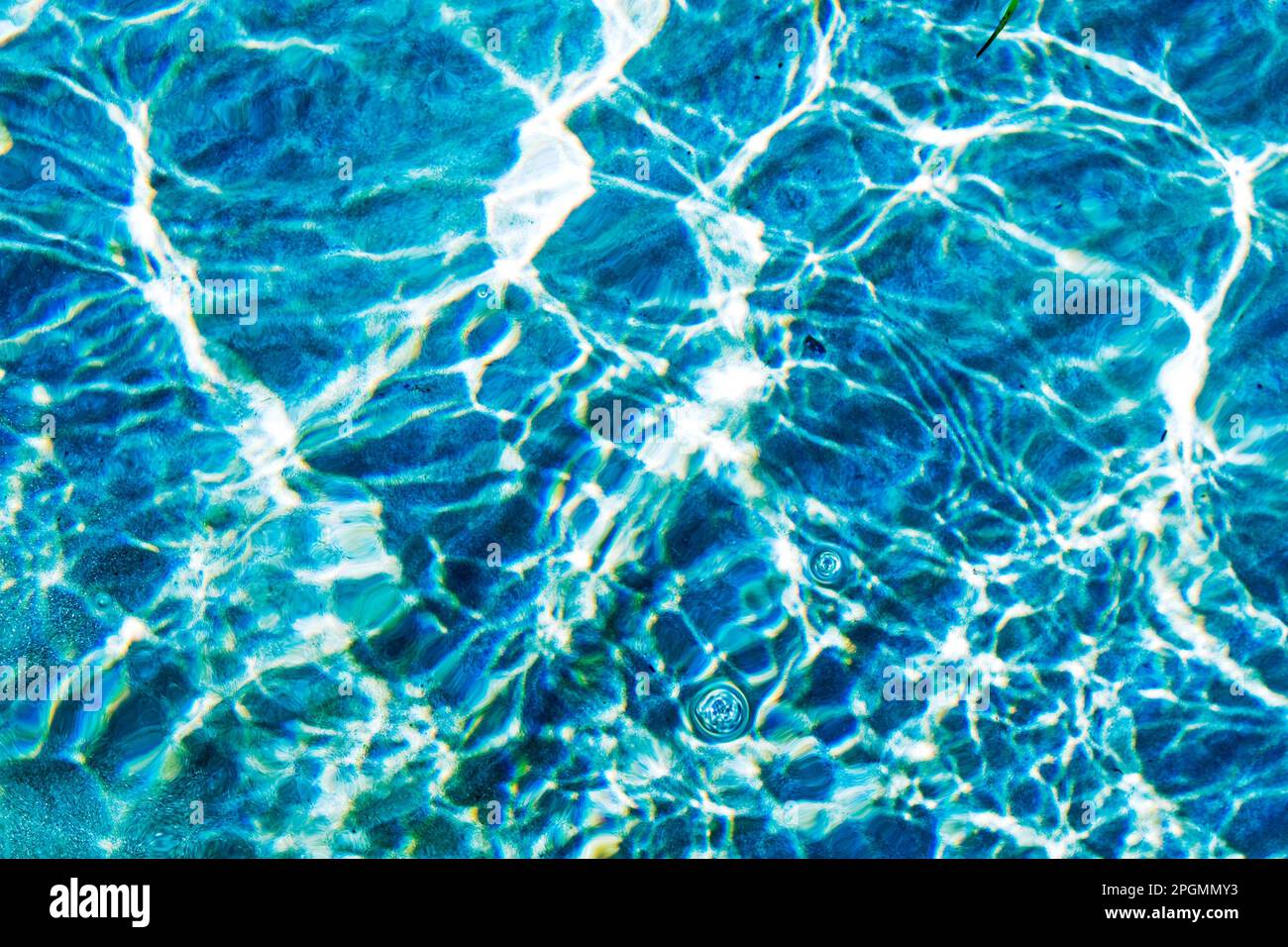 reflection of sun rays in the sea with water bubbles Stock Photo - Alamy