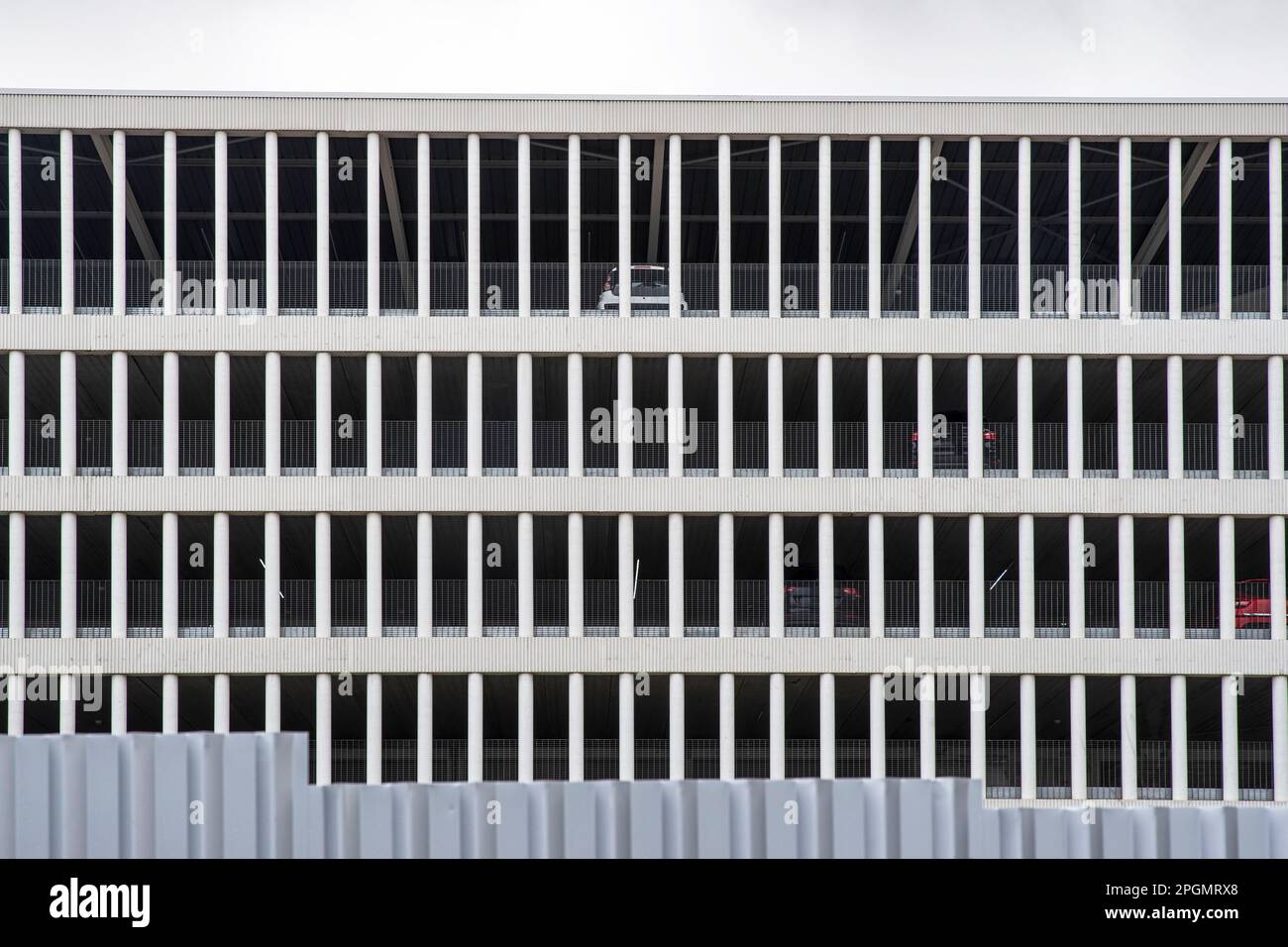 Modern facade of a multi-storey car park building Stock Photo - Alamy