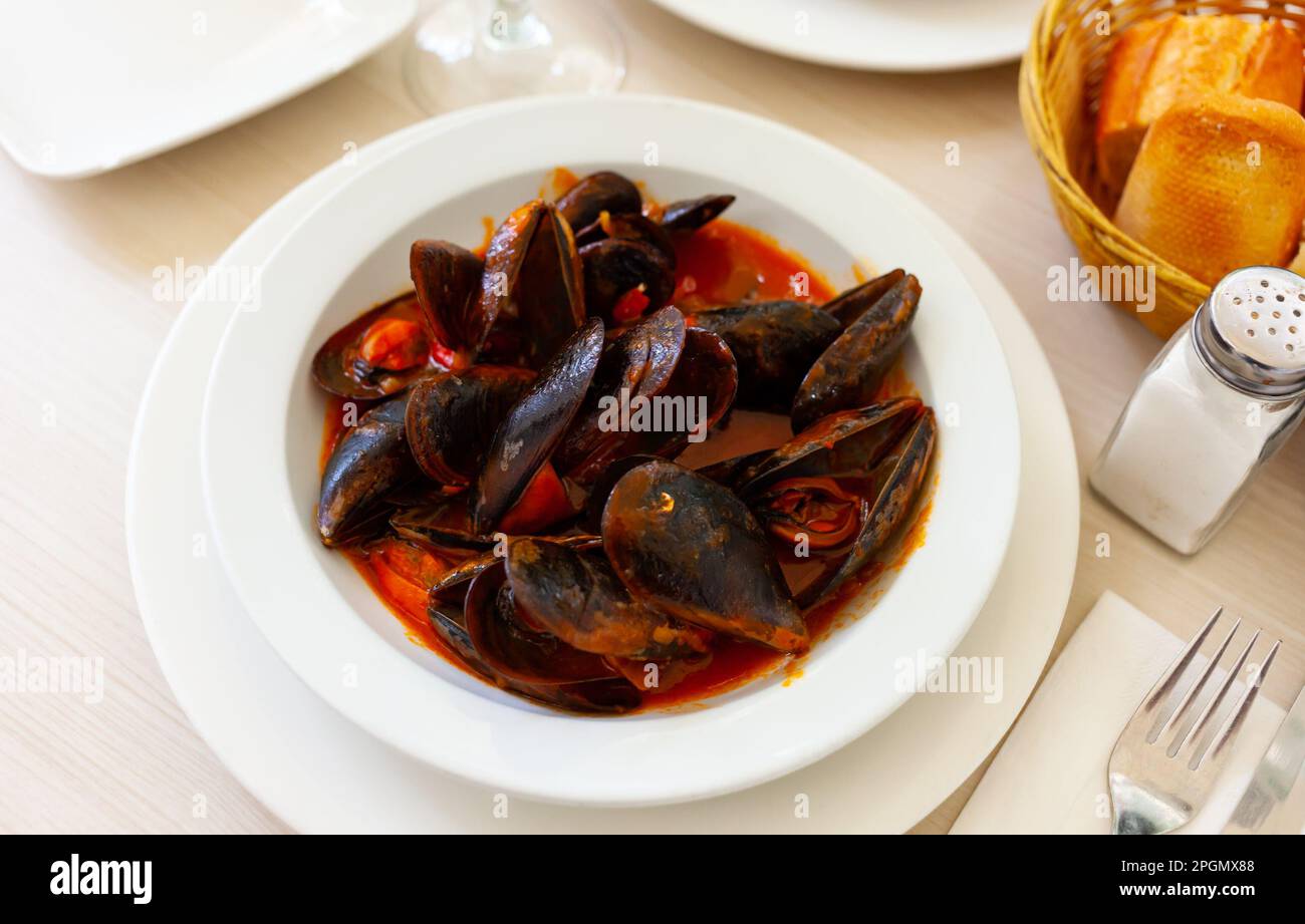 Popular dish of mussels a la Marinera Stock Photo - Alamy