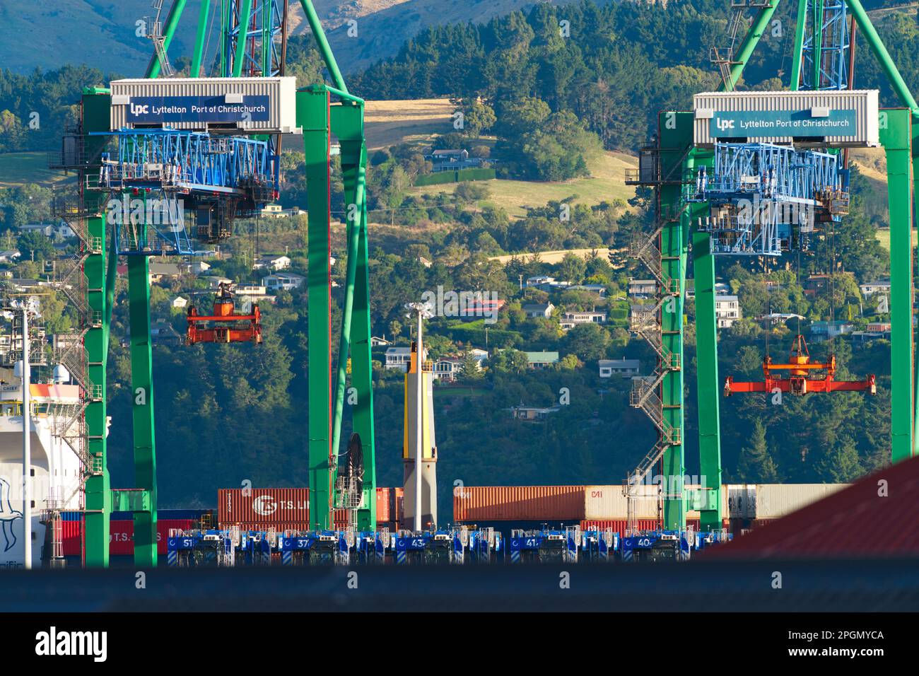 Port crane and port machinery for container lifting at Lyttelton ...