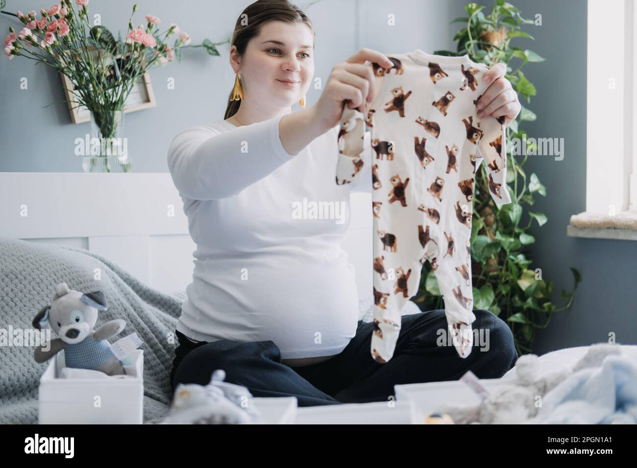 How to Organize Newborn Baby Clothes. Pregnant woman Using ornament ...