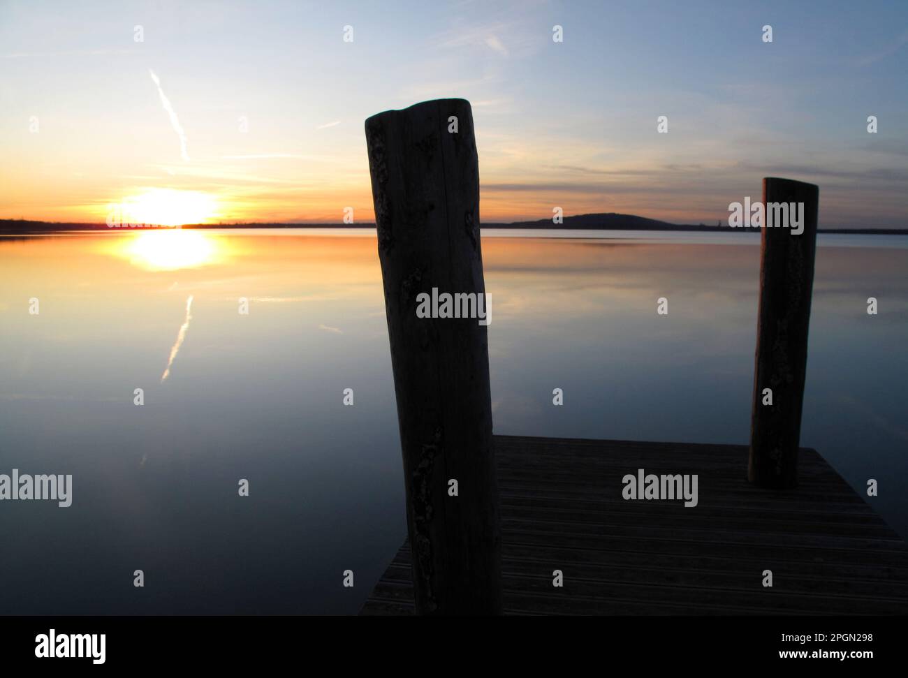 Beautiful evening scene at a lake with mirror like water surface Stock ...