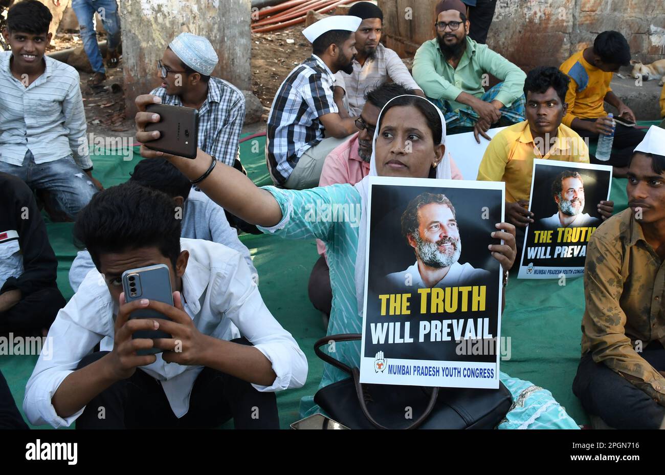 Mumbai, India. 23rd Mar, 2023. Congress supporters along with Zeeshan ...