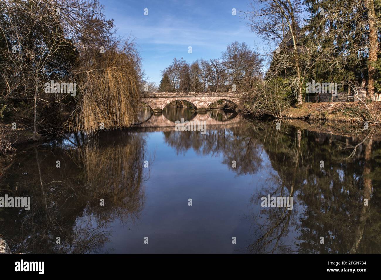 Pont reflets eau hi-res stock photography and images - Alamy