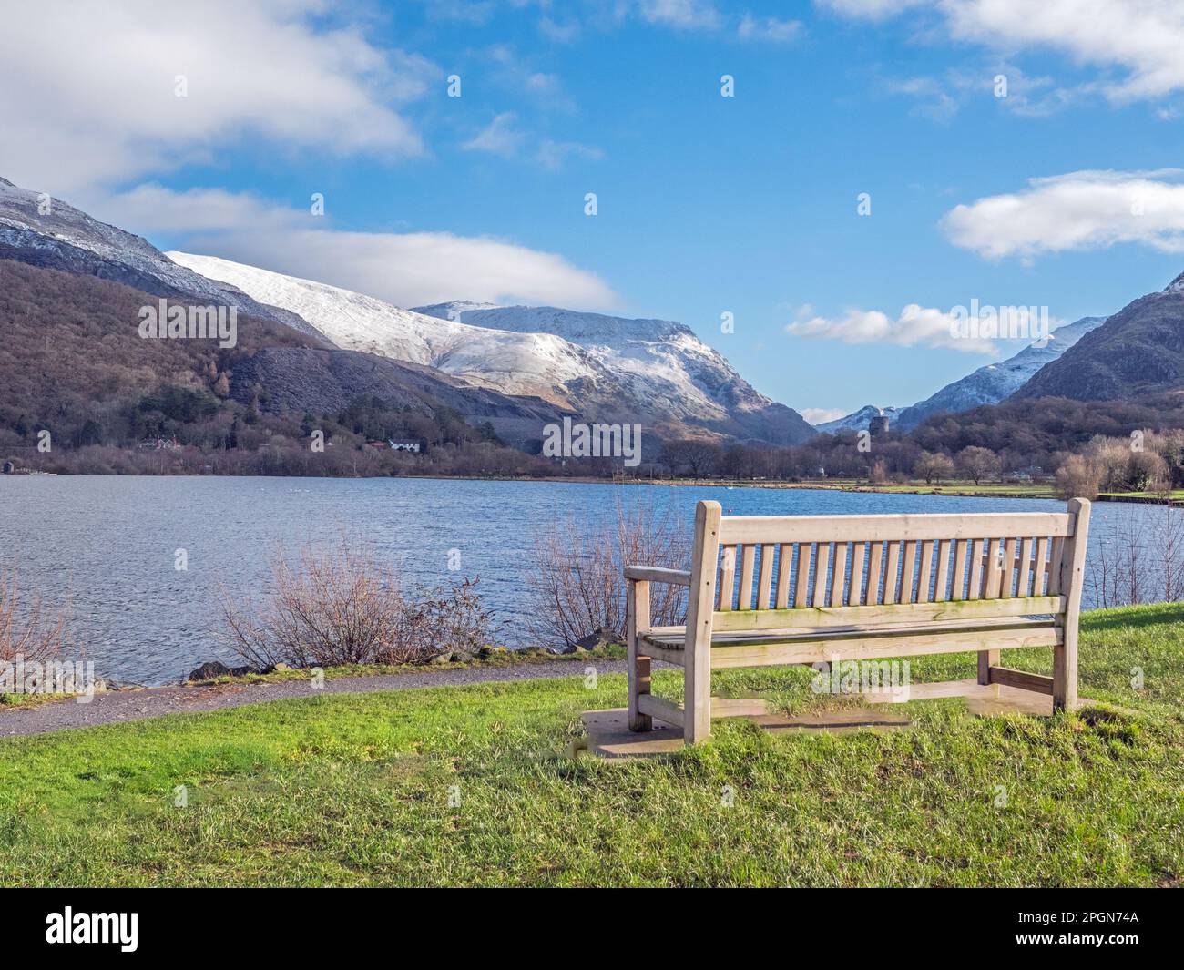 Looking across Llyn Padearn toward Dinorwic Quarry from Llanberis Stock Photo - Alamy