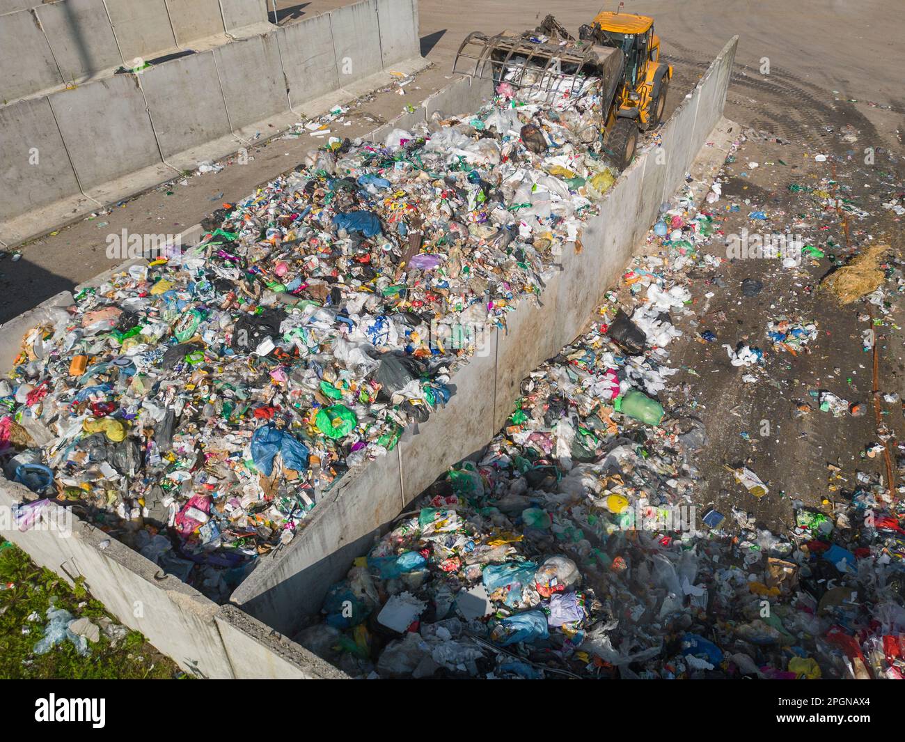 Rubbish solid waste management landfill hi-res stock photography and ...