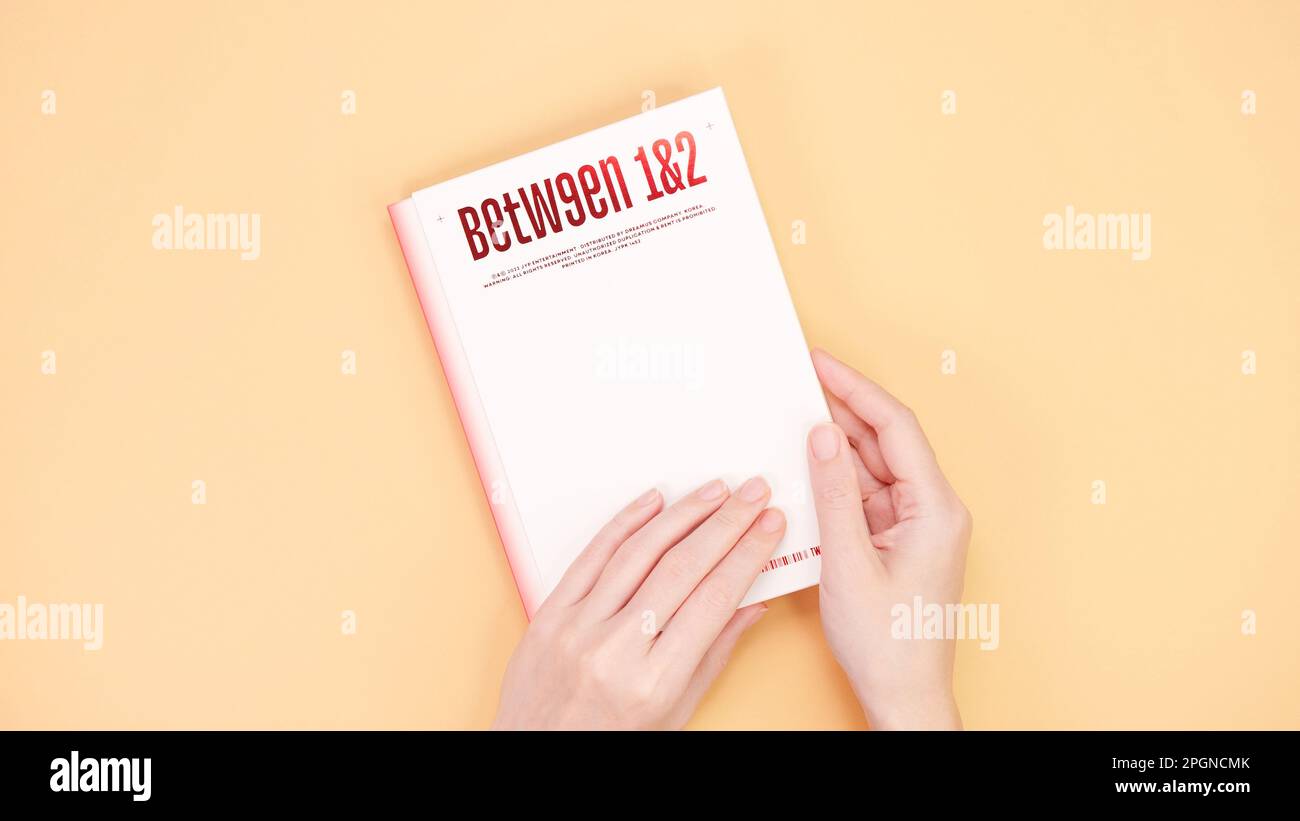 Twice girl group hi-res stock photography and images - Alamy