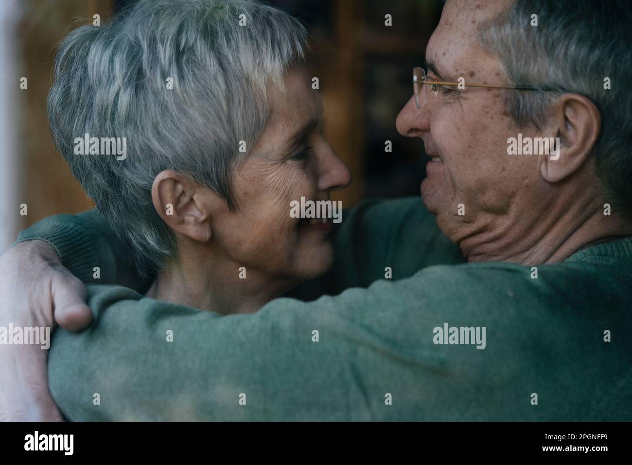Senior mature couple hugging hi-res stock photography and images - Alamy