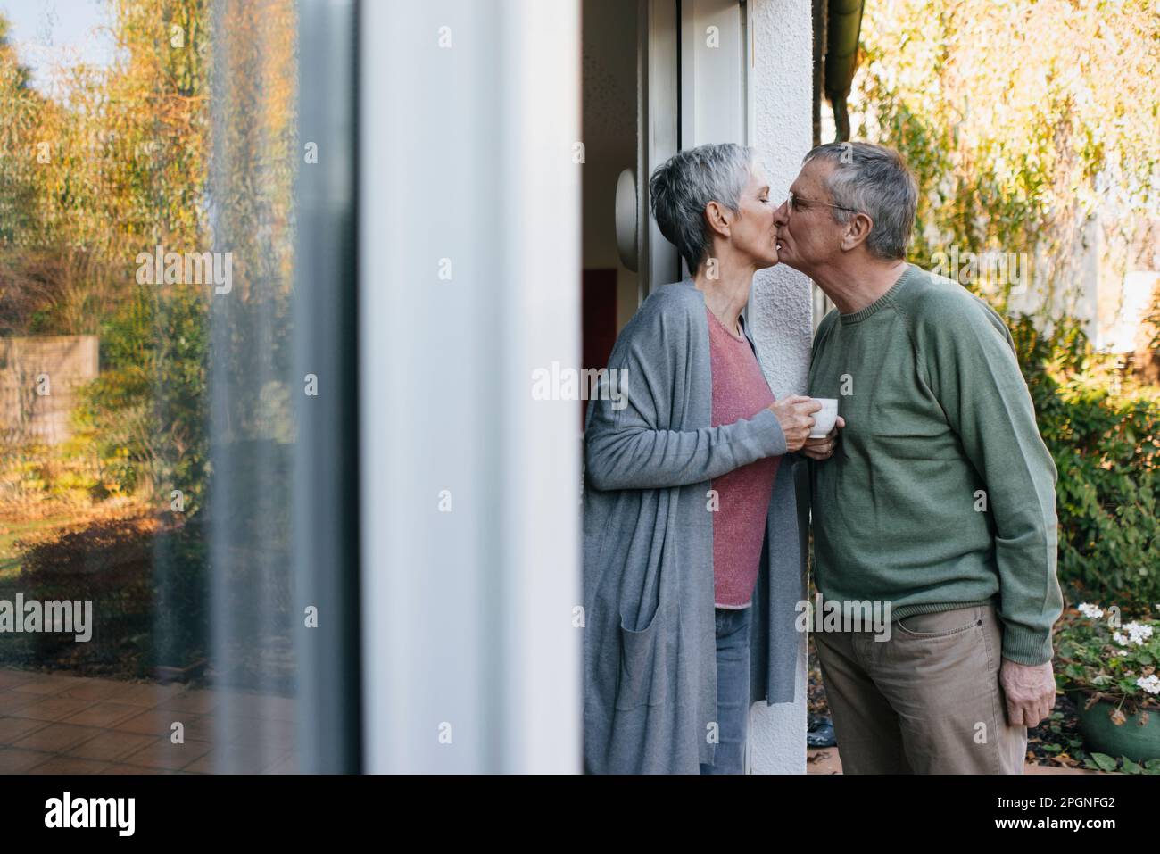 Couple kissing at the door hi-res stock photography and images - Alamy