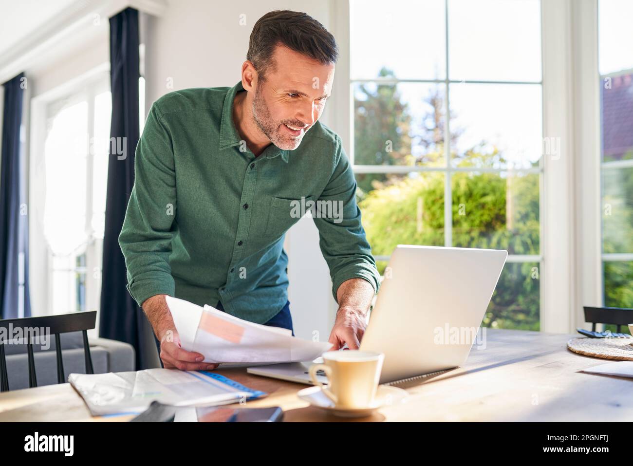 Man paperwork order hi-res stock photography and images - Alamy