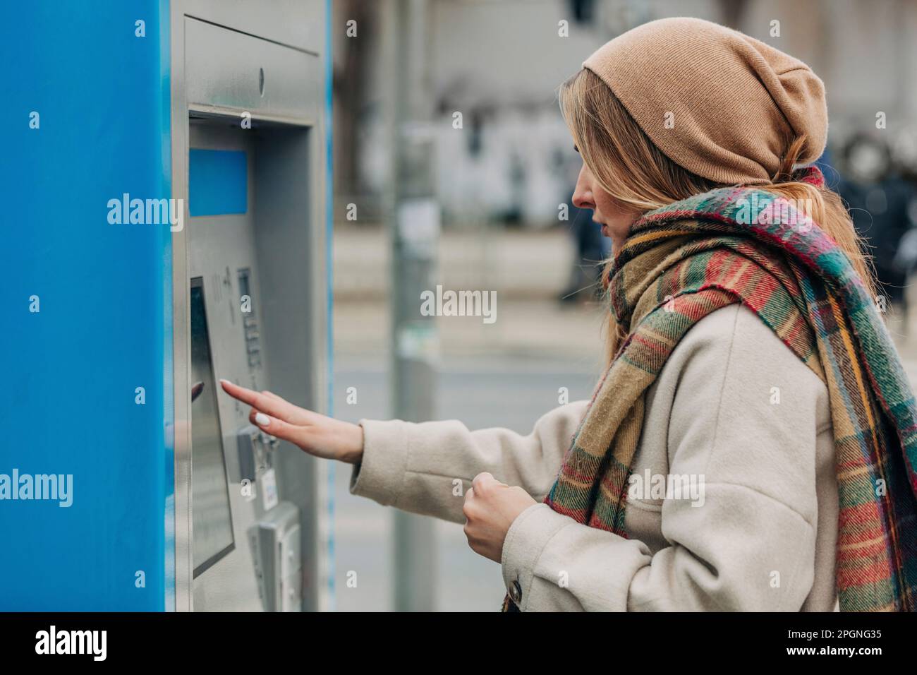 Person vending machine hi-res stock photography and images - Alamy