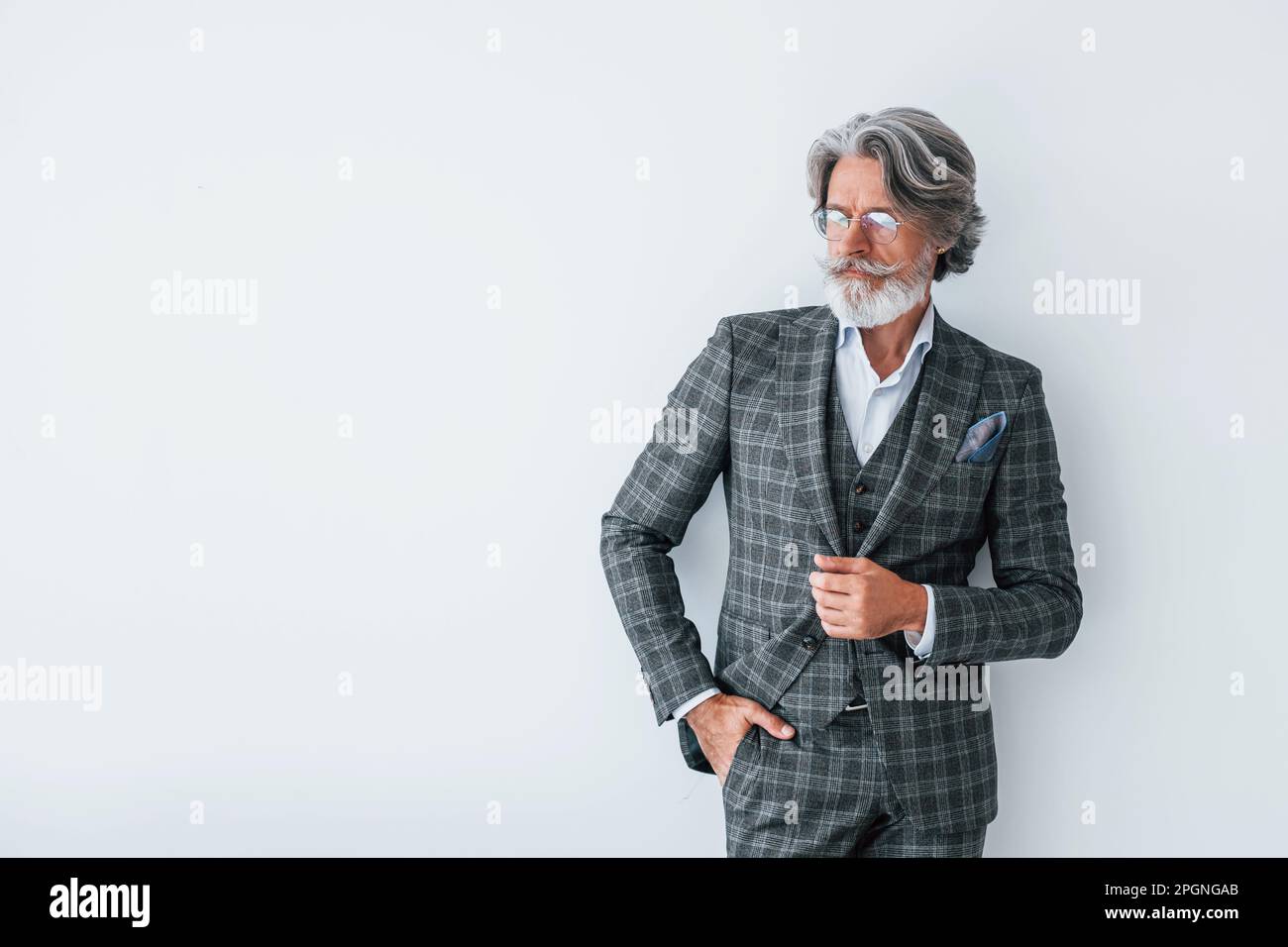 Posing for the camera. Senior stylish modern man with grey hair and ...