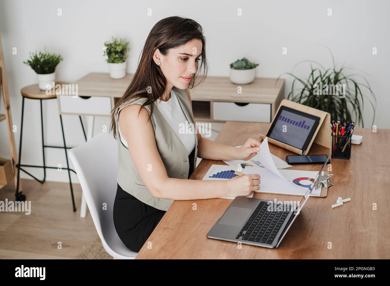 Woman laptop smartphone making hi-res stock photography and images - Alamy