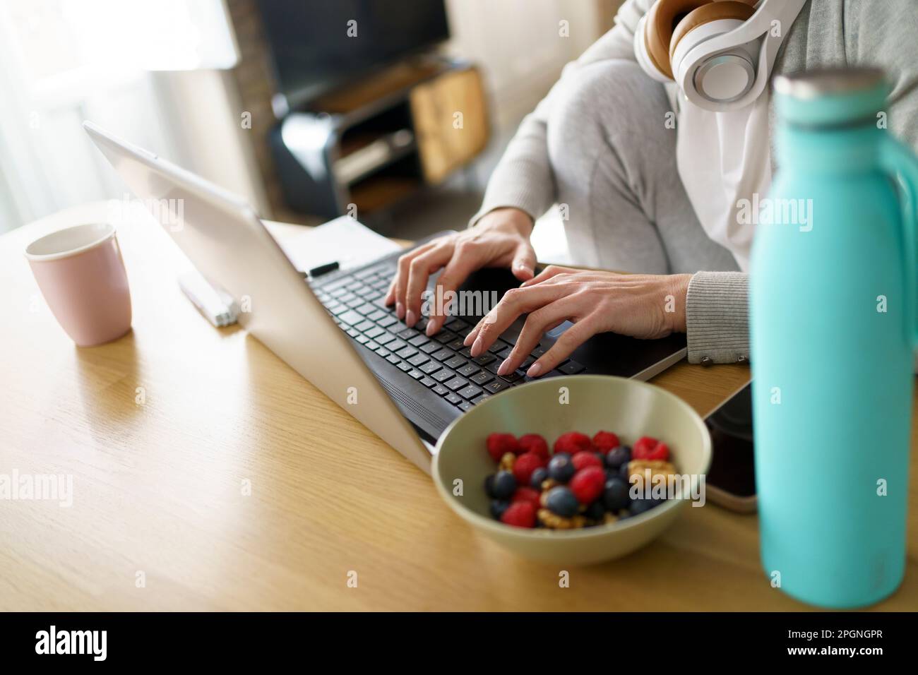 Freelancer typing hi-res stock photography and images - Alamy