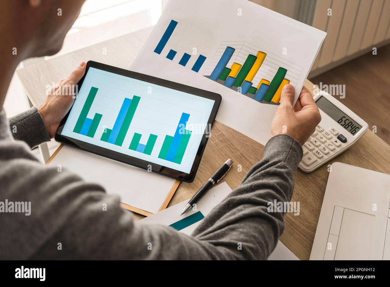 Businessman charts hi-res stock photography and images - Alamy