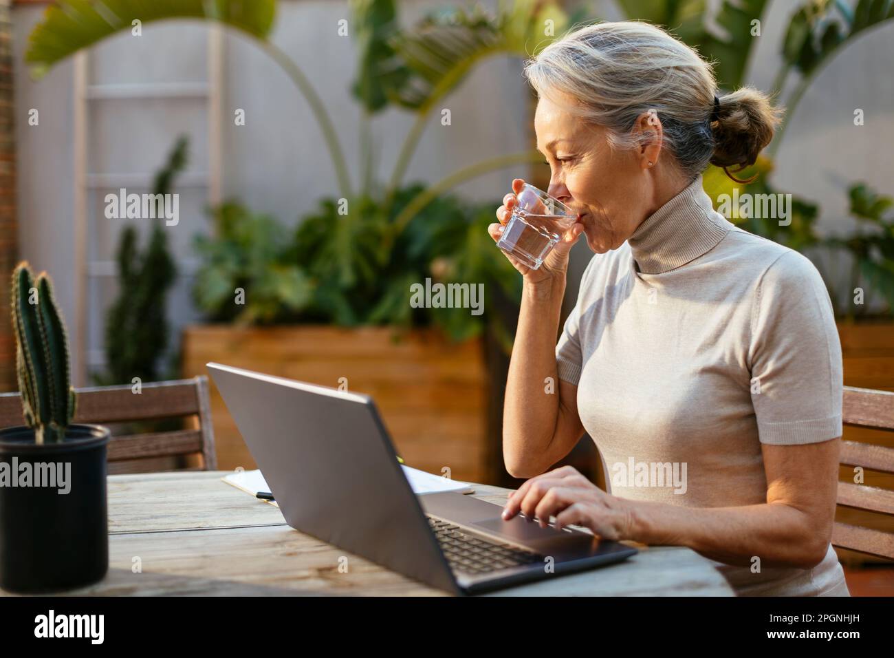 Business people drinking from water hi-res stock photography and images ...