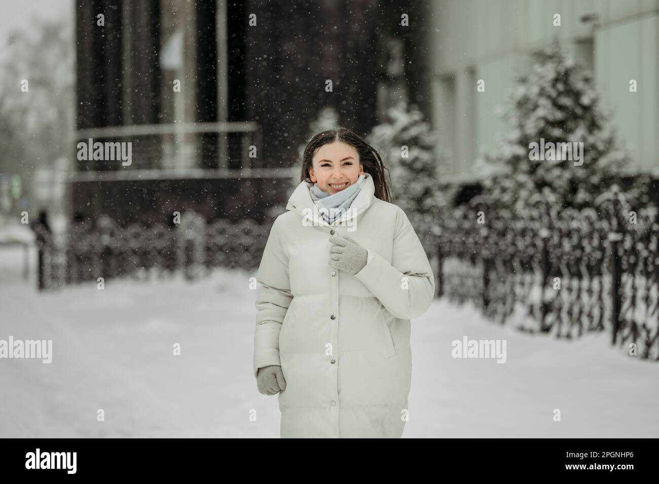 Women wearing winter clothing hi-res stock photography and images - Alamy