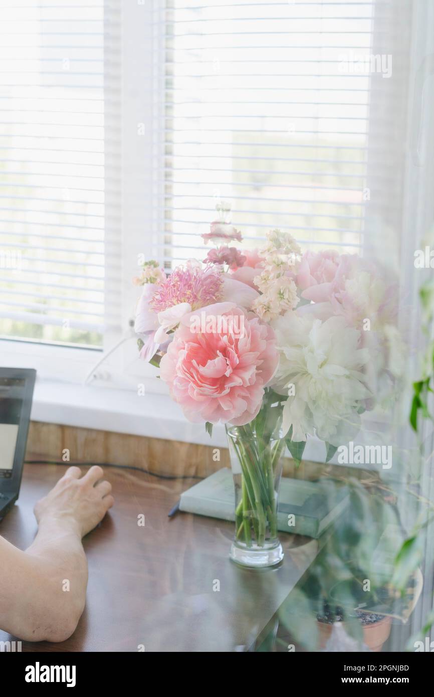 Office desk flowers hi-res stock photography and images - Alamy