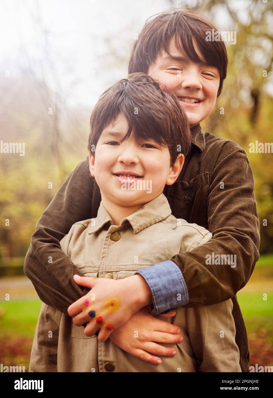 Boy looking up at brother hi-res stock photography and images - Alamy