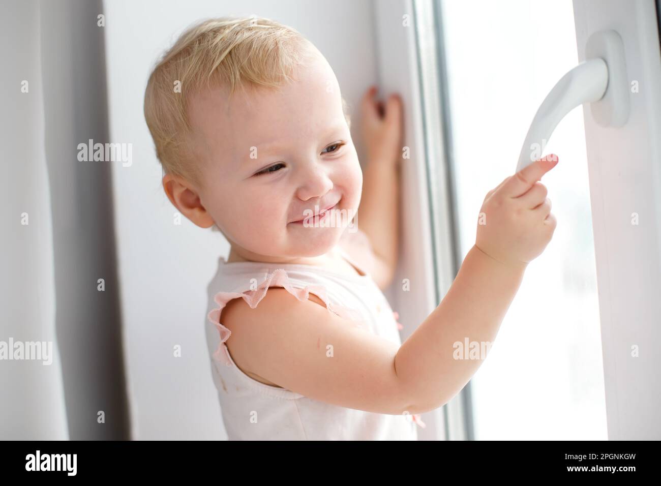 Unsafe situation kids hi-res stock photography and images - Alamy
