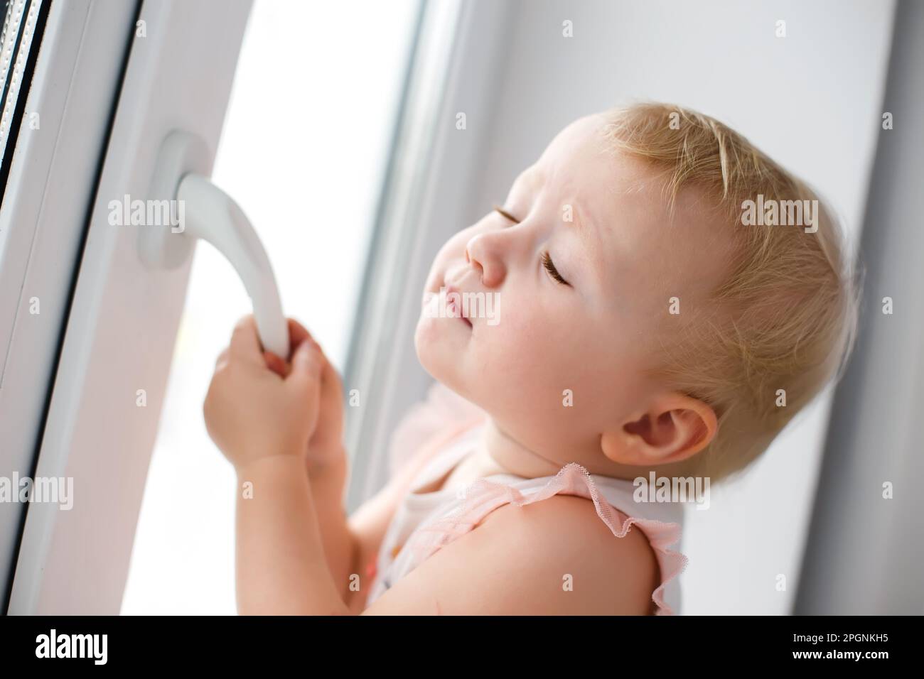Fragile situation hi-res stock photography and images - Alamy