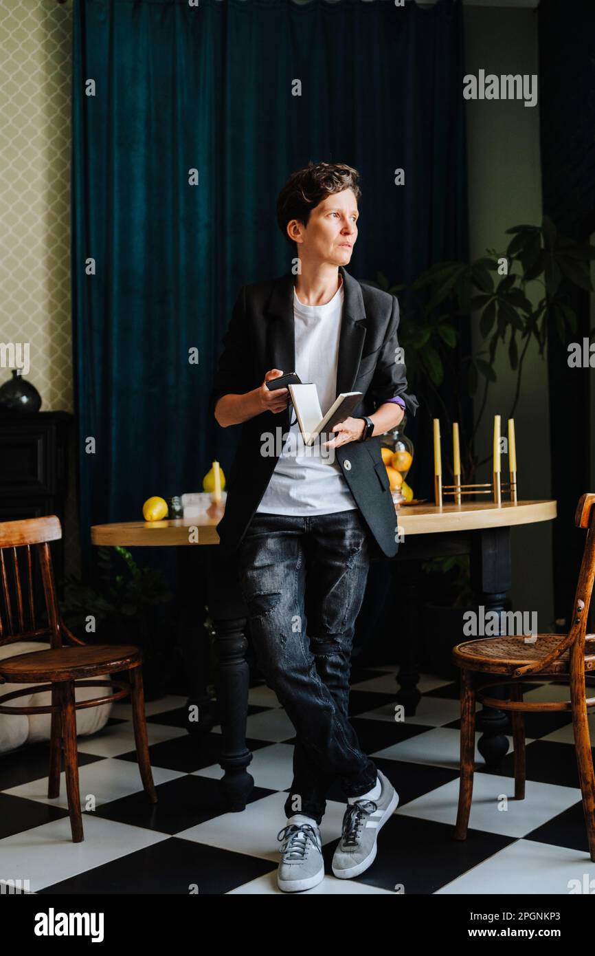 Film studio set director hi-res stock photography and images - Alamy