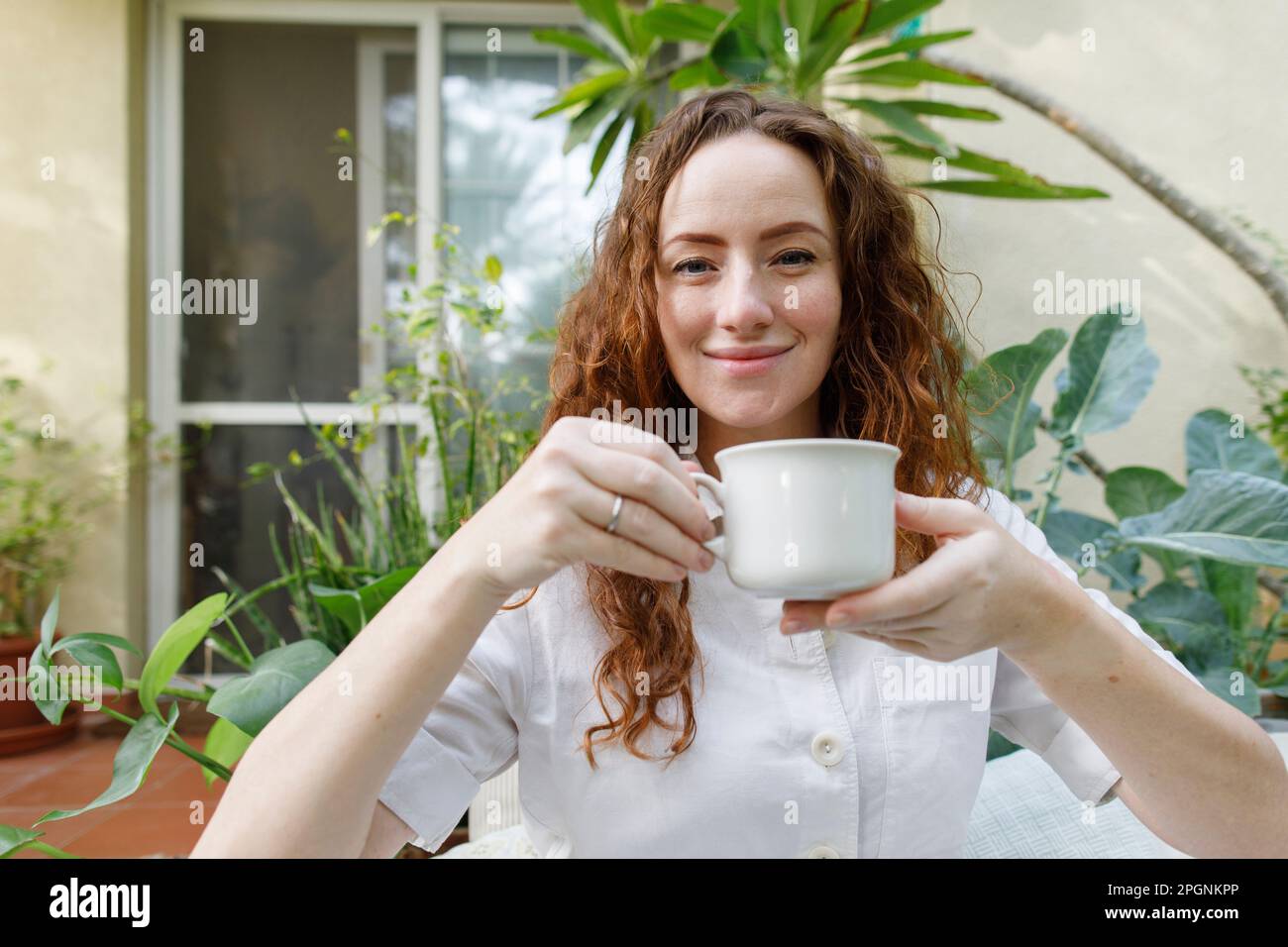 Women having tea hi-res stock photography and images - Alamy