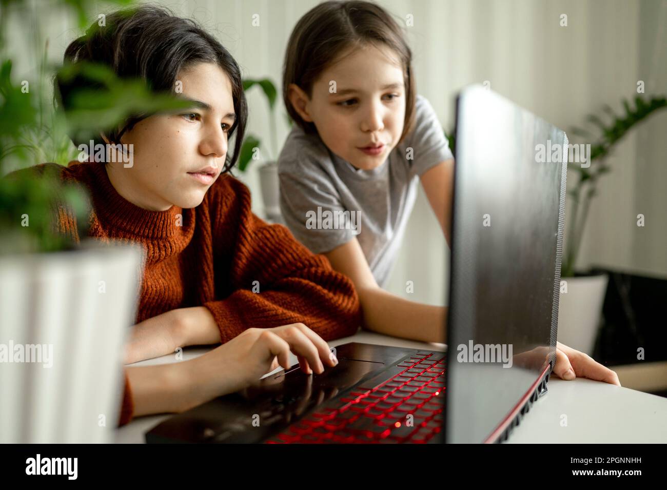 Boys with laptop hi-res stock photography and images - Alamy