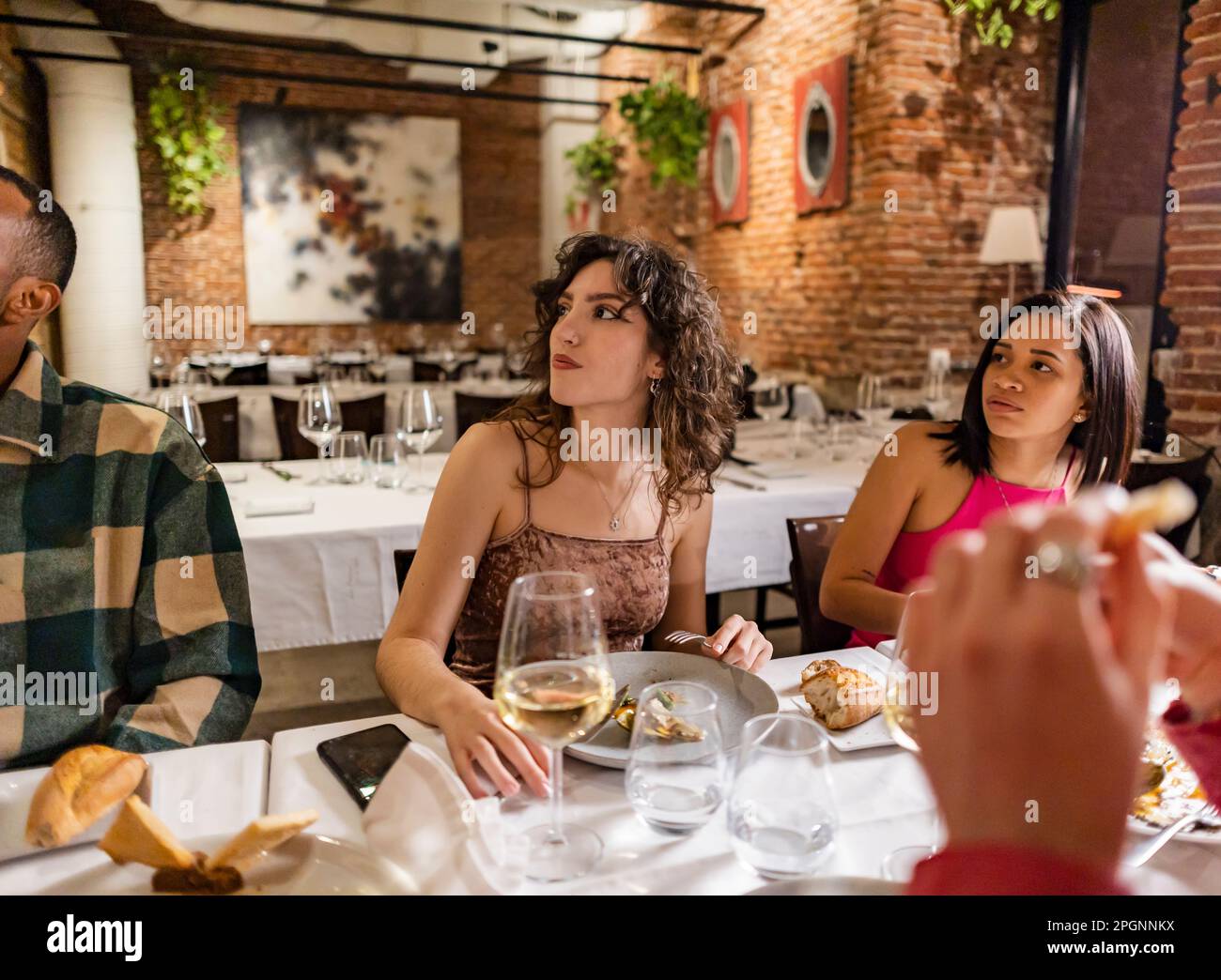 Four friends dinner table hi-res stock photography and images - Alamy