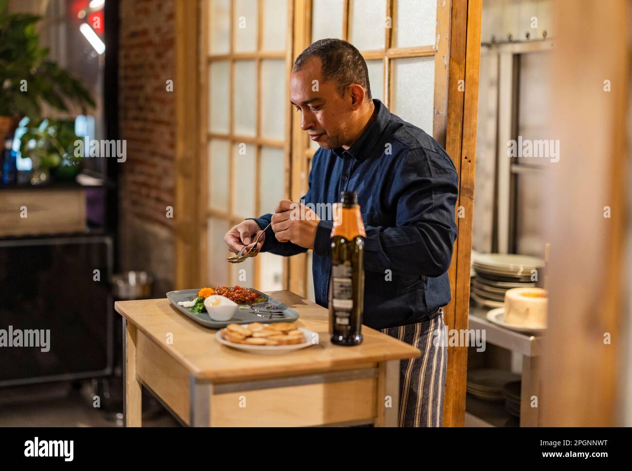 Doing dish hi-res stock photography and images - Alamy