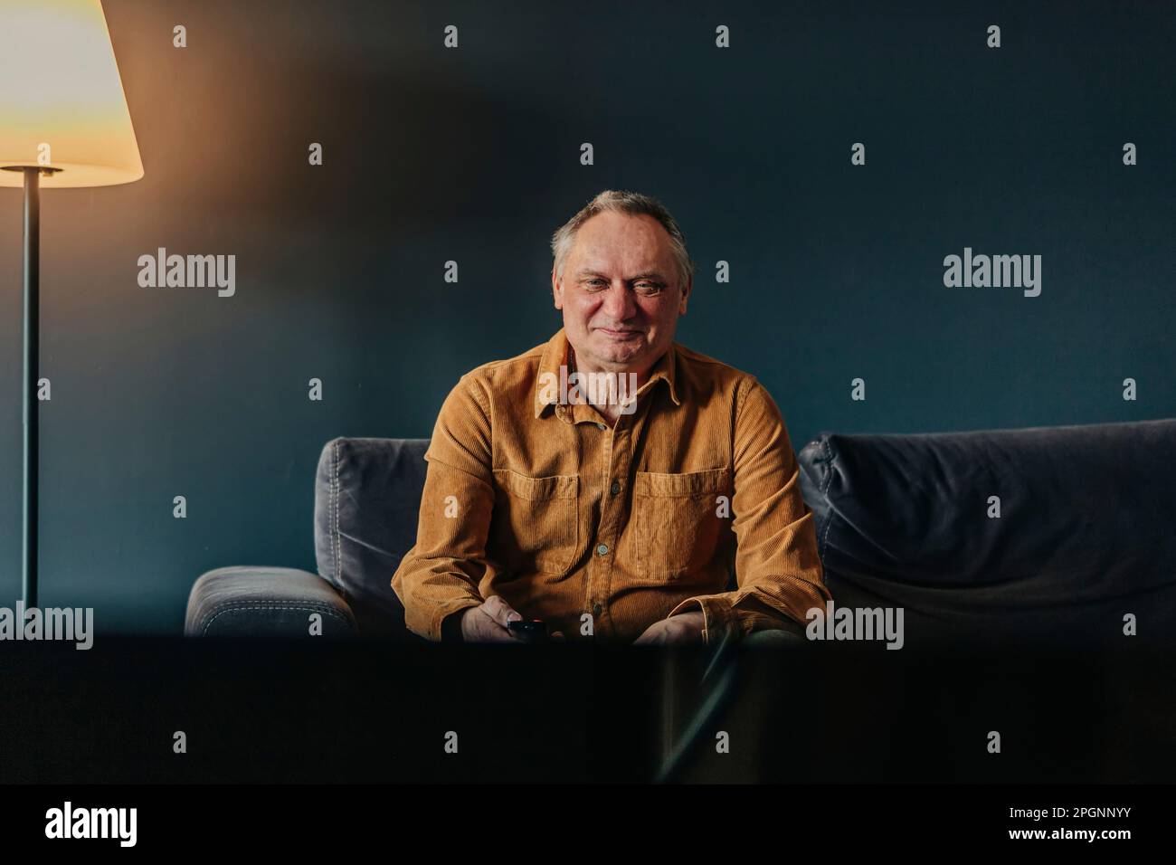 Man watching tv hi-res stock photography and images - Alamy