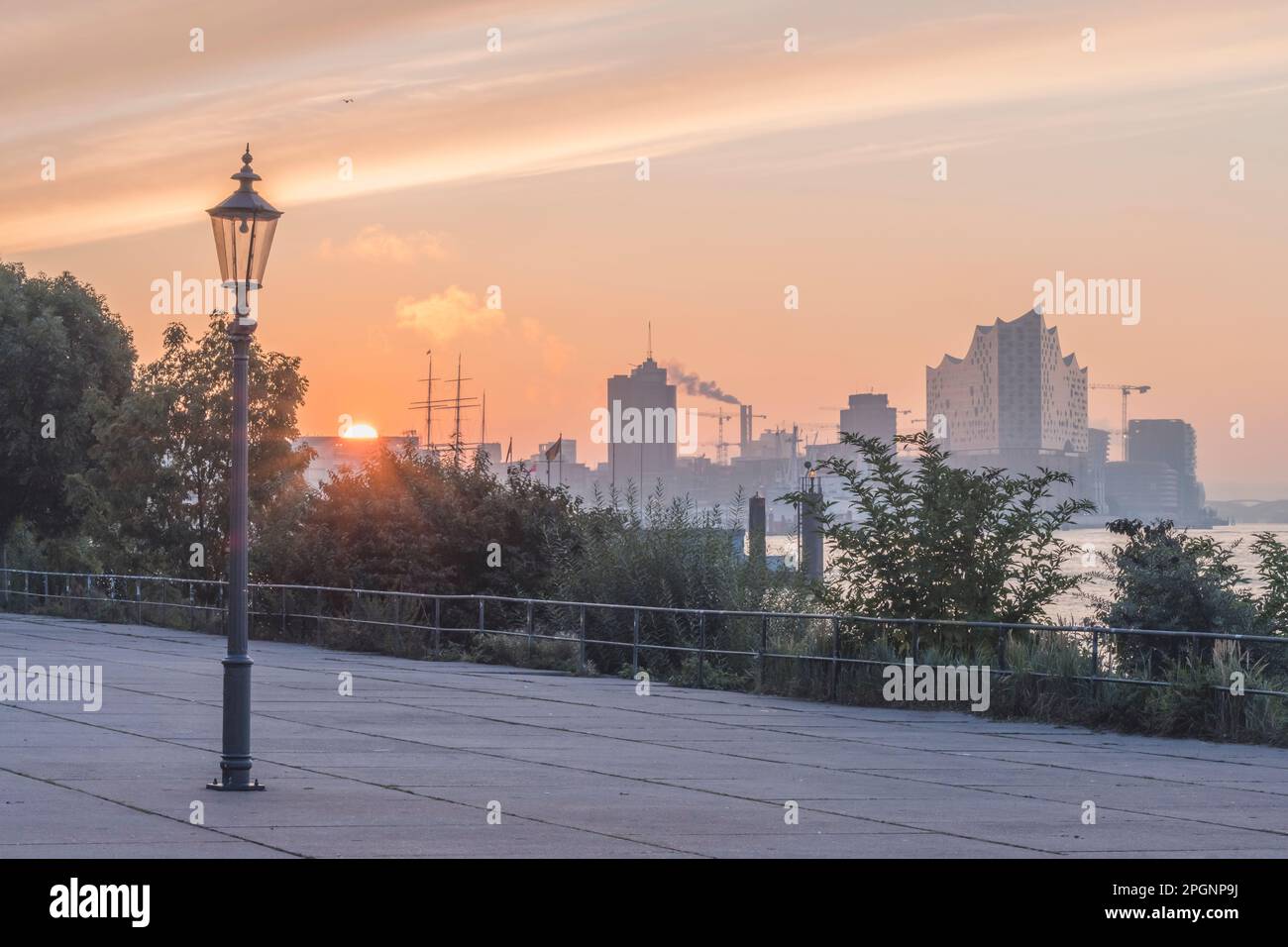 Lone street hi-res stock photography and images - Alamy