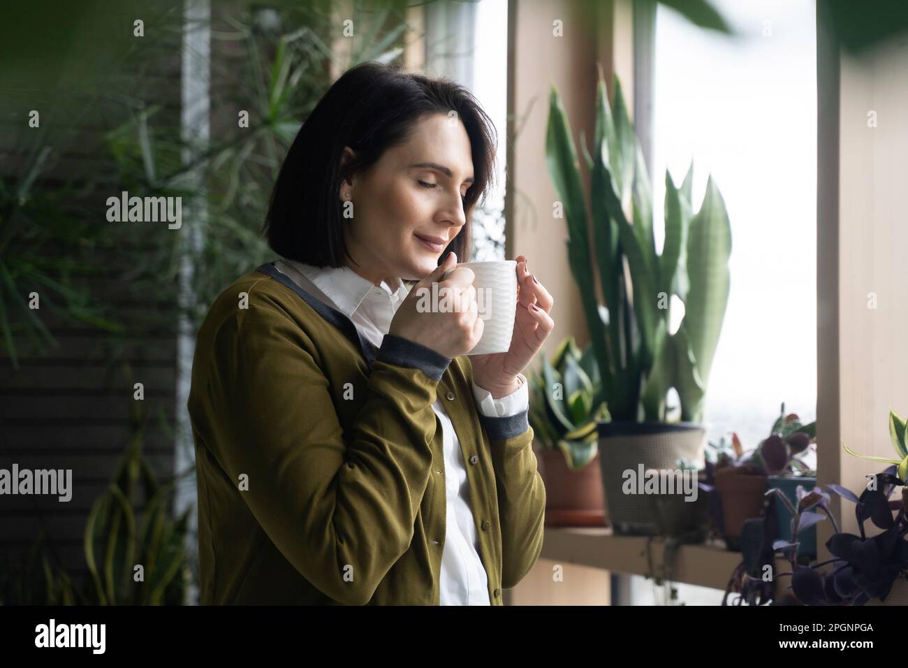 Woman smelling plants hi-res stock photography and images - Alamy