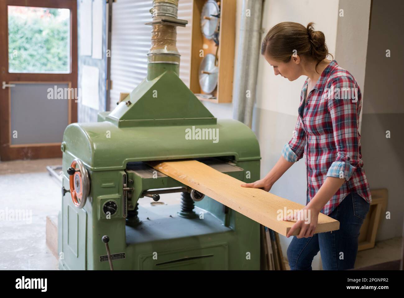 Cutting plank hi-res stock photography and images - Alamy