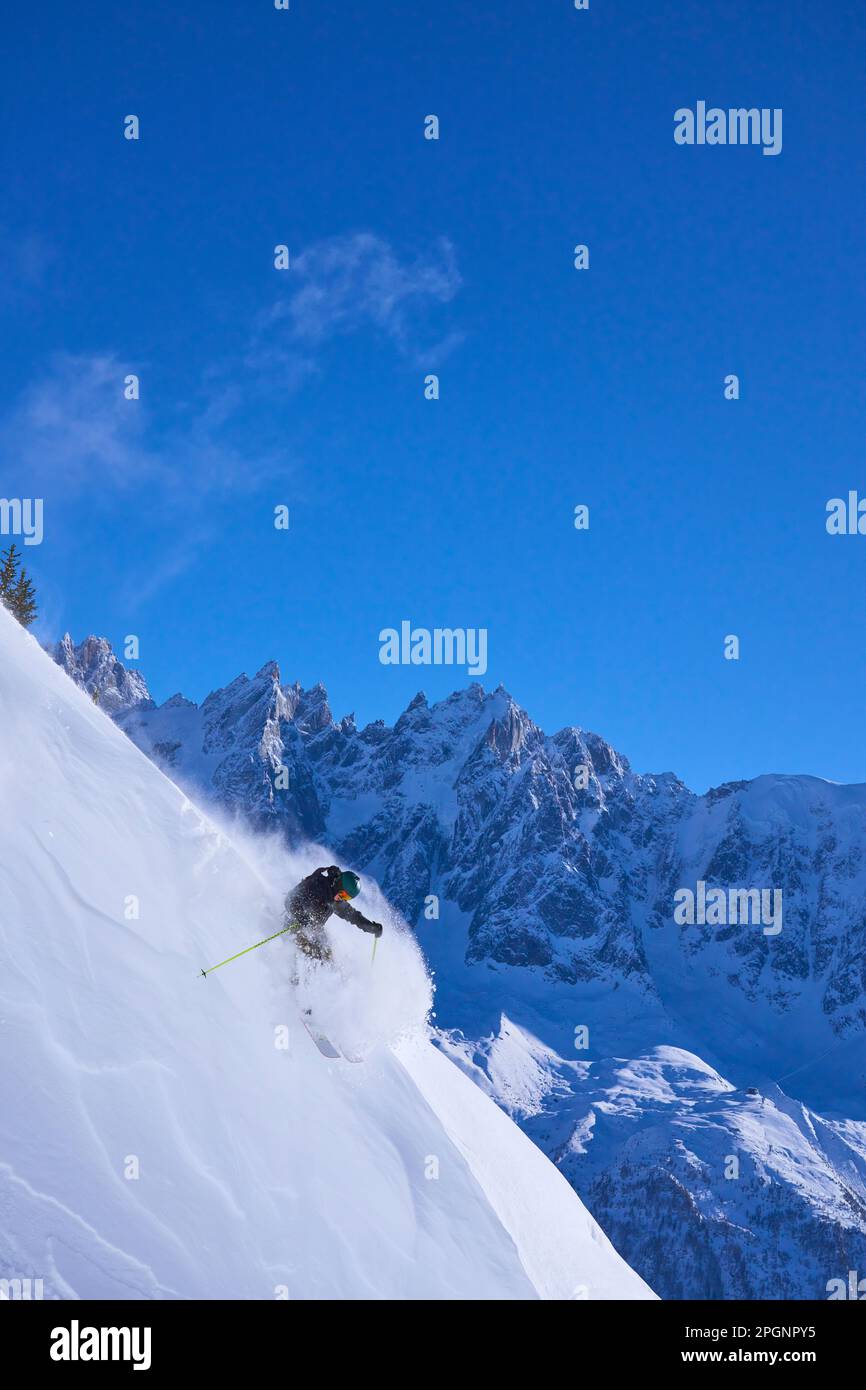 Blue sky skiing hi-res stock photography and images - Alamy