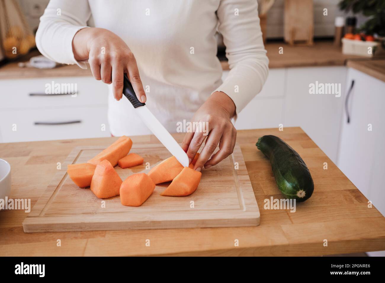 Cutting vegetables kitchen hi-res stock photography and images - Alamy